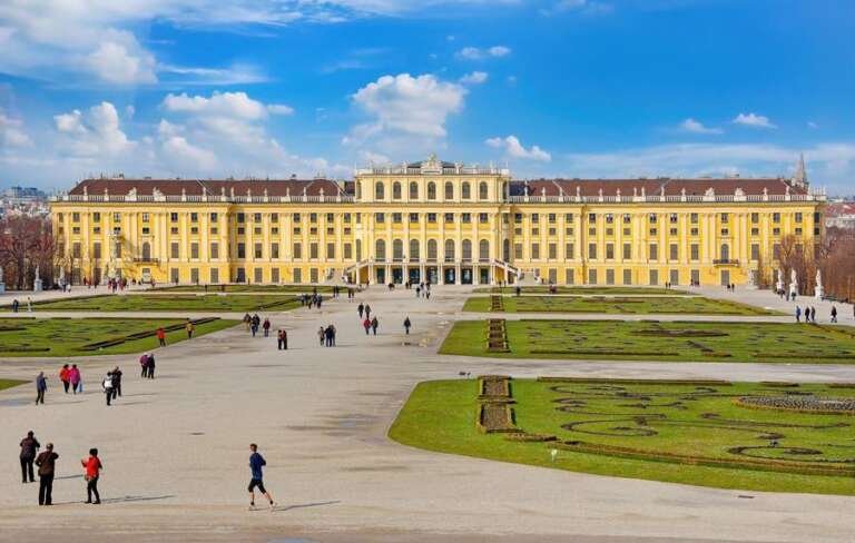 30 Beautiful European Palaces To Visit - Backpackingman